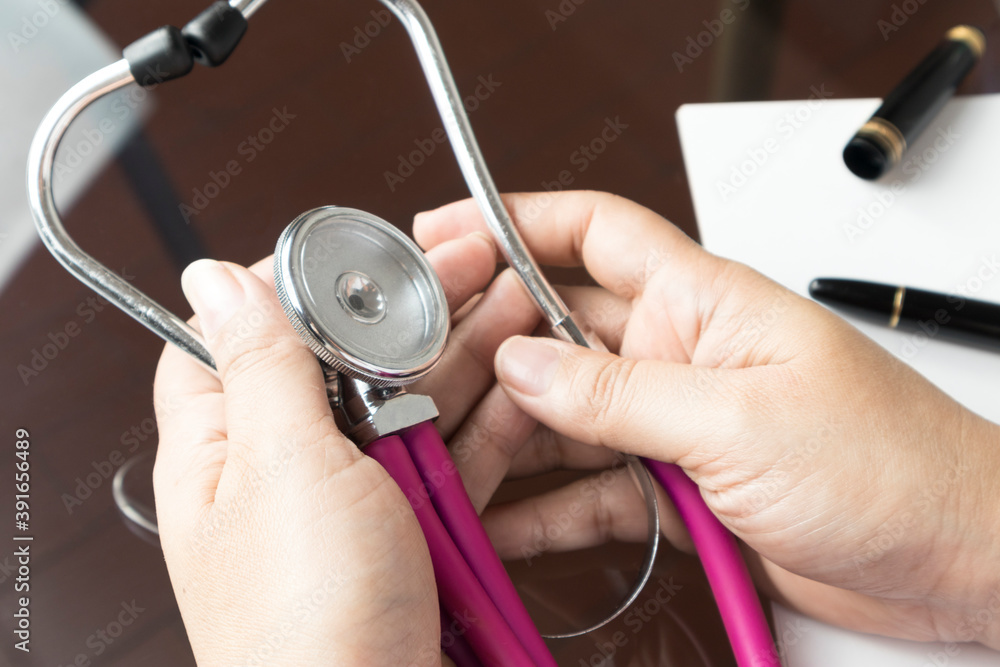 Doctor atendiendo consulta médica, recetando y entregando medicamentos ...