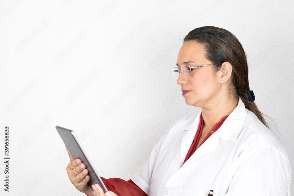 Doctor atendiendo consulta médica, recetando y entregando medicamentos ...