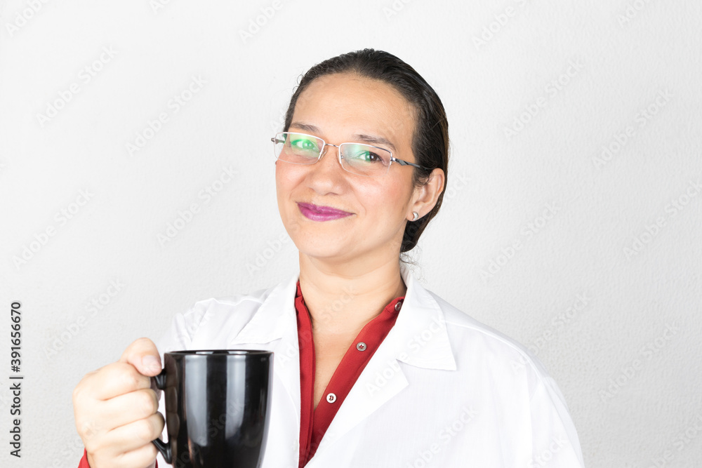 Doctor atendiendo consulta médica, recetando y entregando medicamentos ...