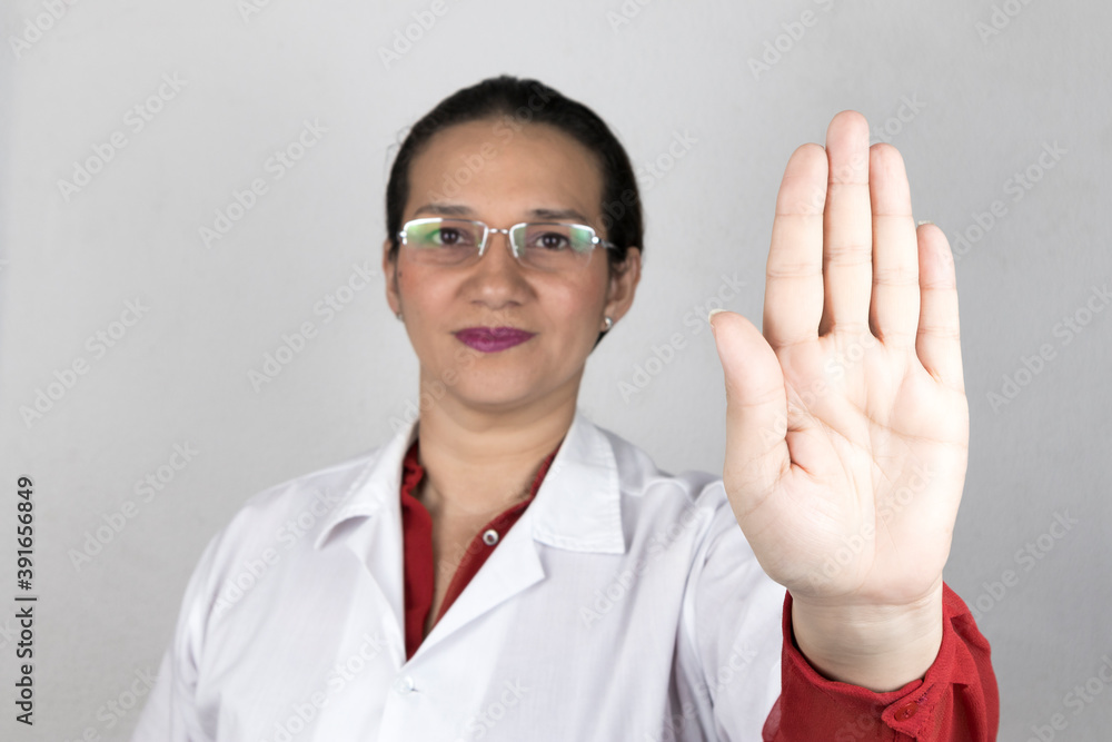 Doctor atendiendo consulta médica, recetando y entregando medicamentos ...