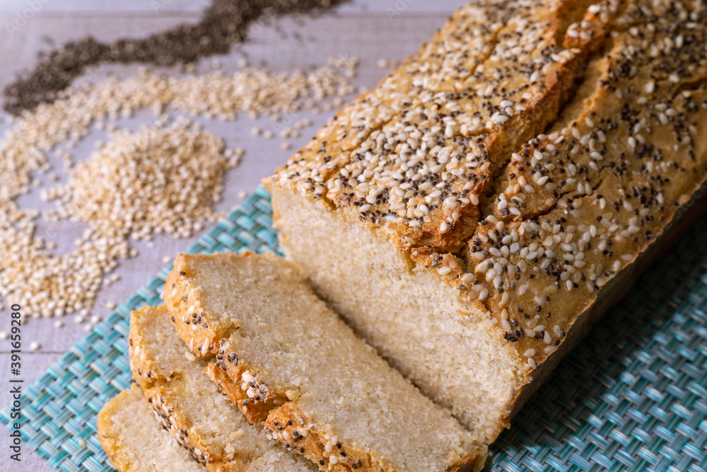 Pan de quinoa saludable y vegano con chia, linaza y ajonjolí. Stock ...