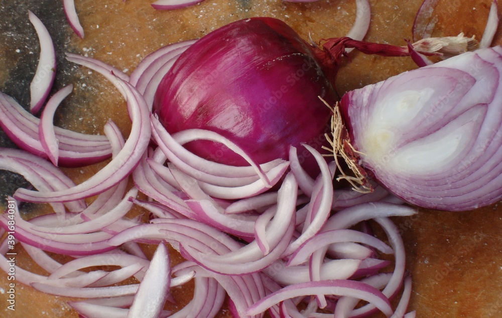 Cebolla morada en trozo y rebanada sobre platón de barro Stock Photo ...