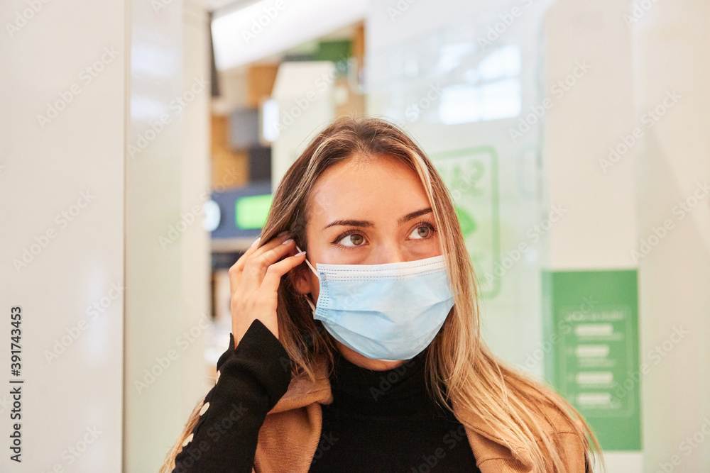 Frau mit Mundschutz als Prävention gegen Coronavirus Stock Photo | Adobe Stock