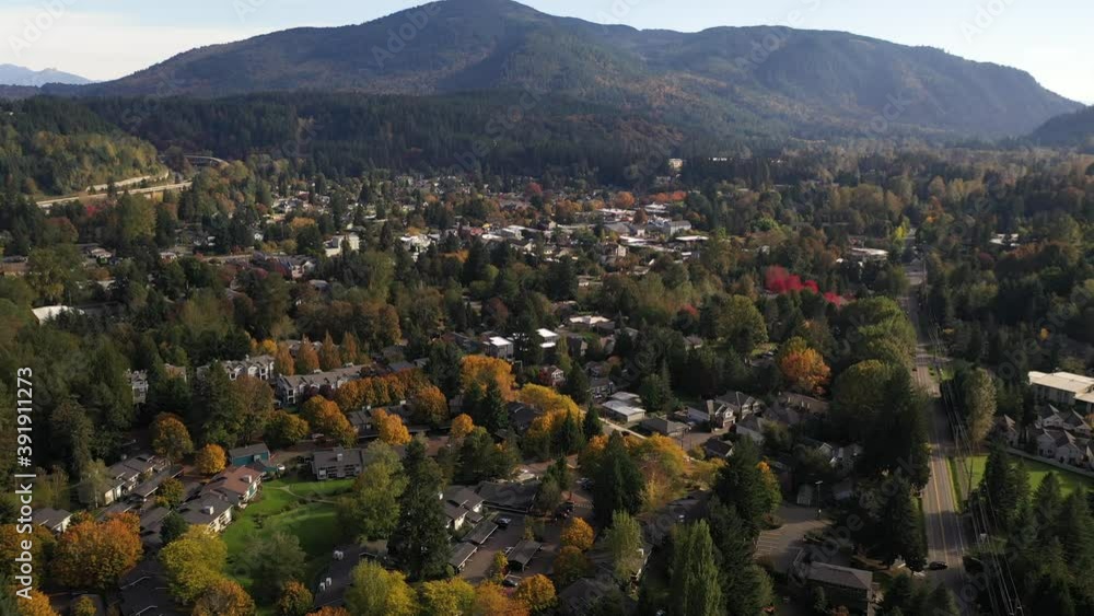 Video „Drone footage of Issaquah, Olde Town, Sycamore, Squak Mountain ...