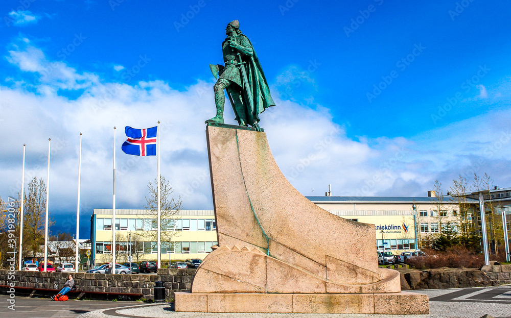 Statue of explorer Leif Erikson in front of Hallgrimskirkja (church of ...