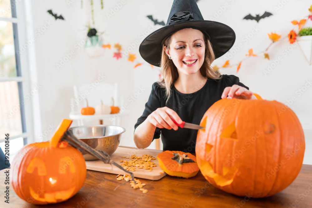 House Wife Gets A Kick Out Of Carving The Pumpkin For Halloween 素材庫相片
