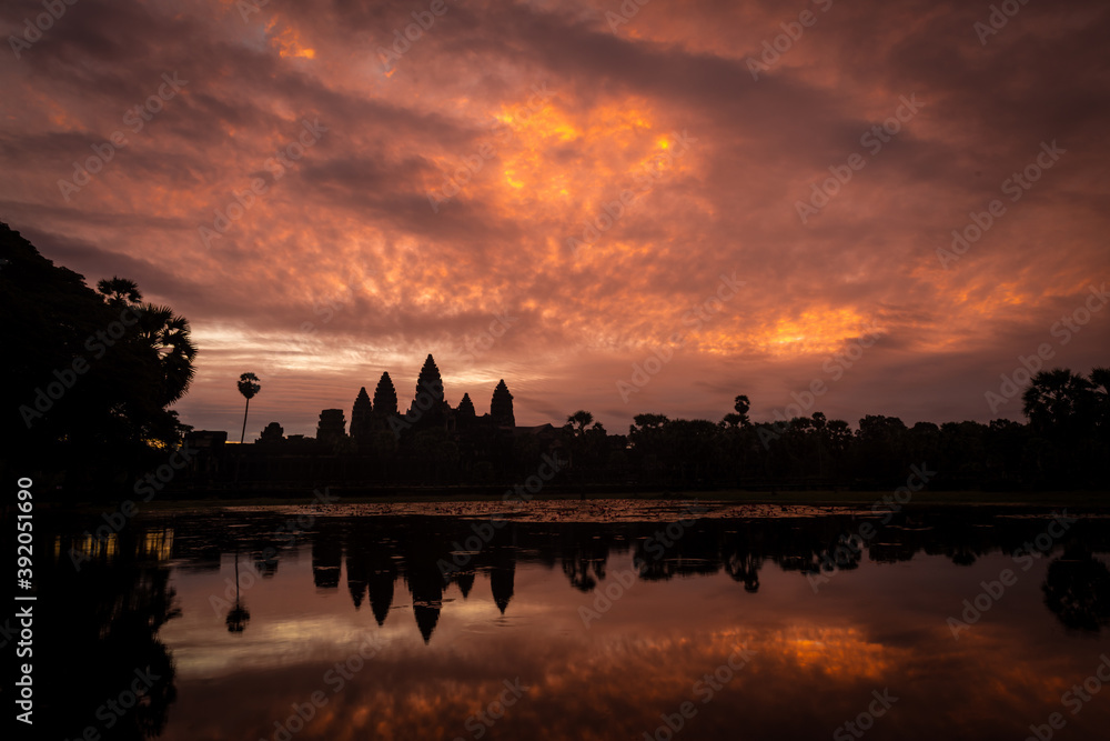 Foto de Angkor Wat, Siem Reap, Cambodia. Sunrise from reflection pool ...