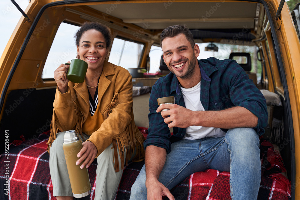 Friends warming up with hot tea foto de Stock | Adobe Stock