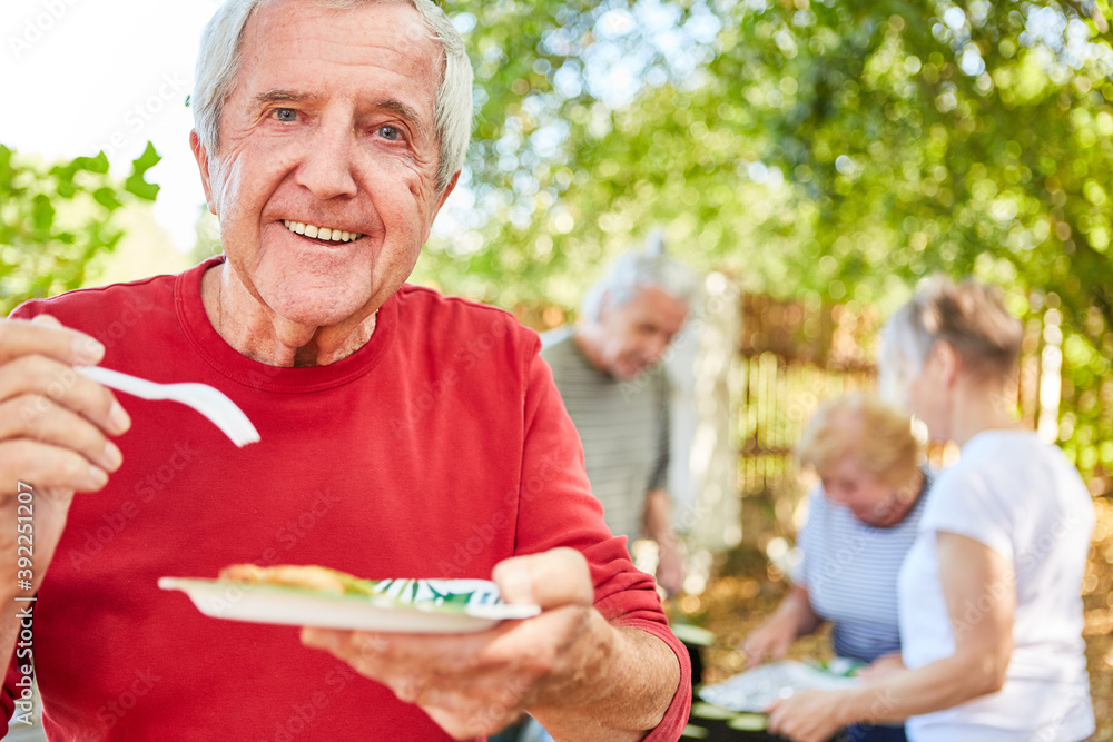 Hungriger Senior Mann mit frischem Essen Stock Photo | Adobe Stock