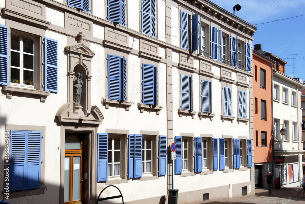Ville de Sarreguemines, façades de style en centre ville, volets bleus ... Ville de Sarreguemines, façades de style en centre ville, volets bleus ...
