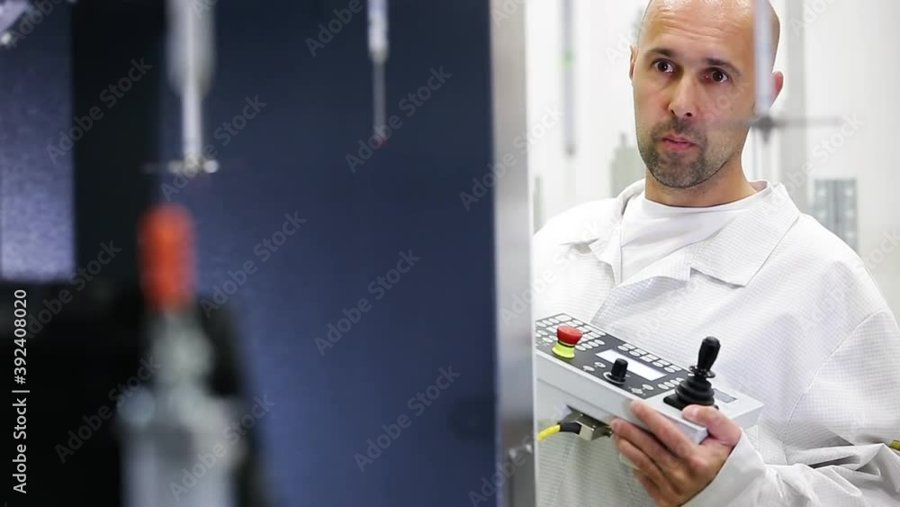 Video „Professional quality engineer measuring on the 3D measurement ...