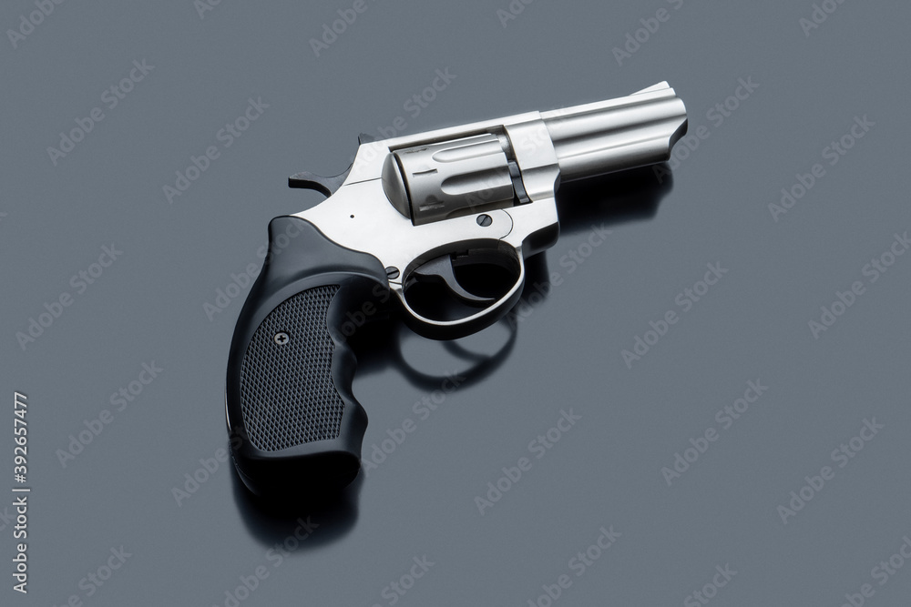 Foto de Silver revolver pistol on a light back. The classic weapon of ...