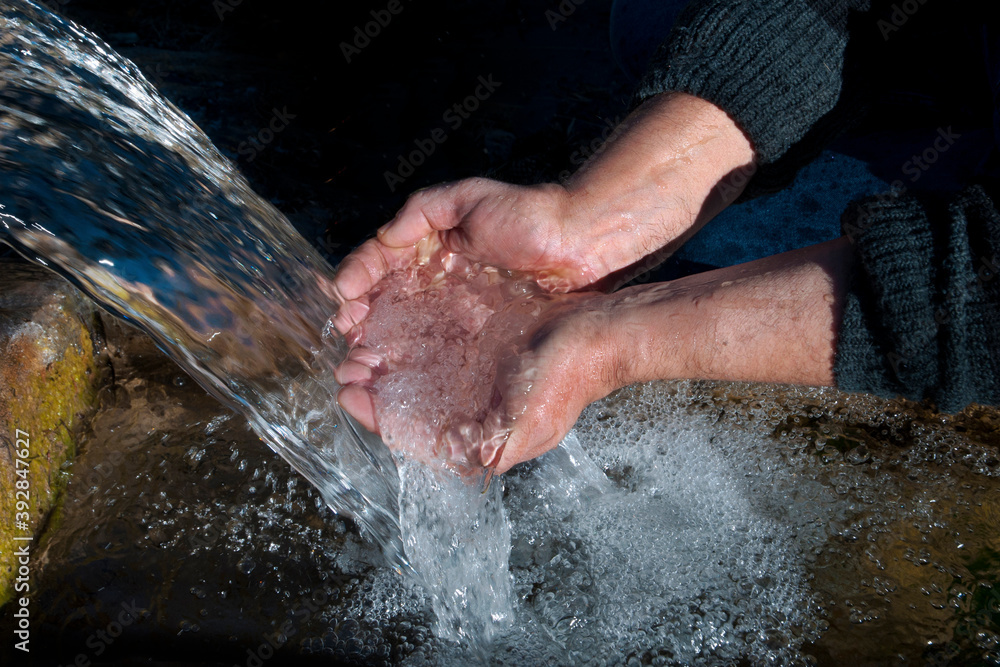 eau de source très fraiche dans la montagne catalane Stock Photo ...