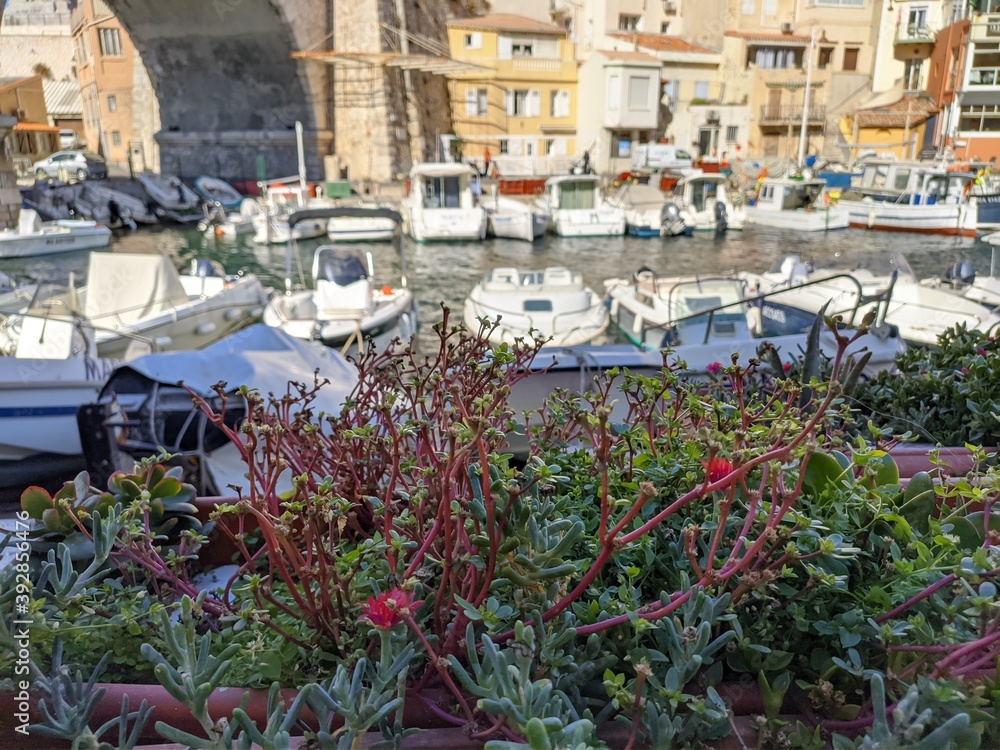 Bateau sur la mer, petite barque de pêcheur, quartier de la corniche à ...