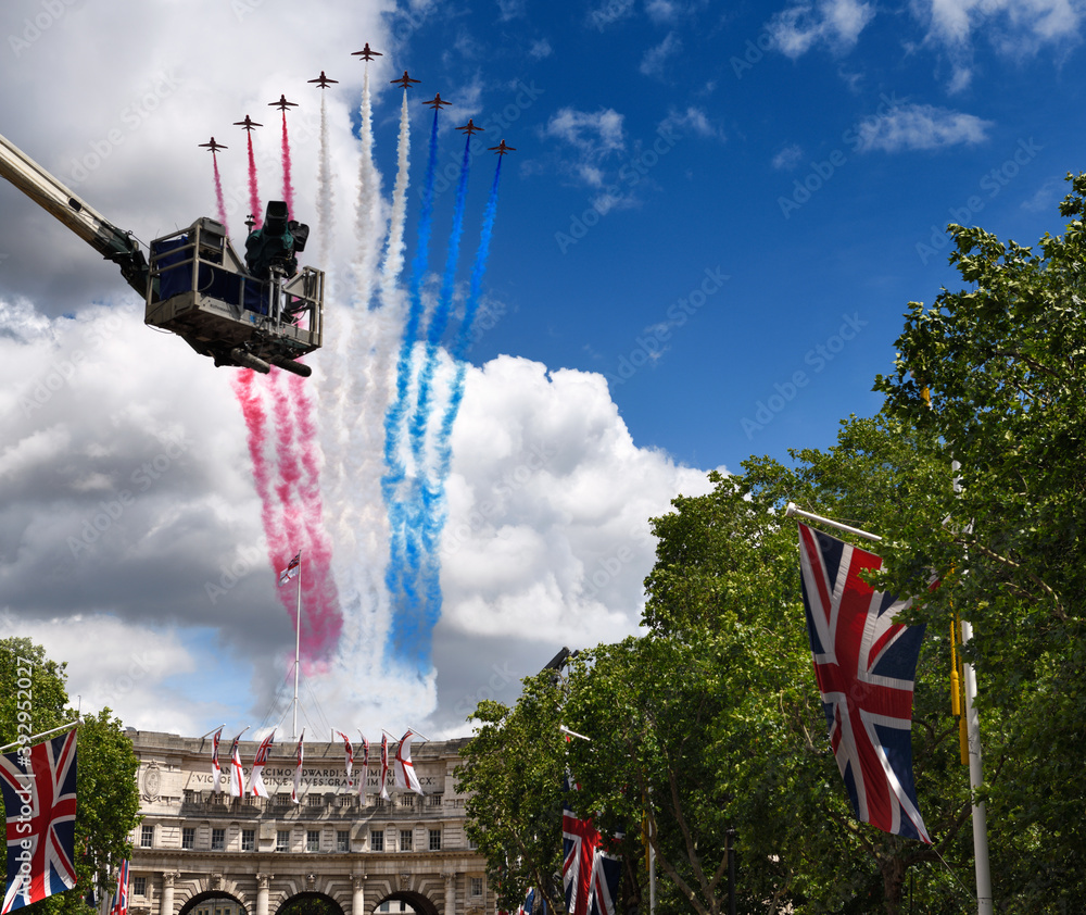 Red Arrows flypast over Admiralty Arch to The Mall with Union Jack ...