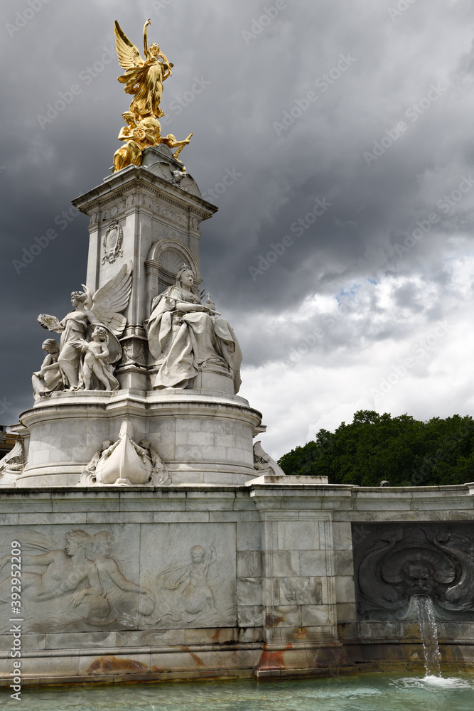 Victoria Memorial monument to Queen Victoria and fountain at the Mall ...