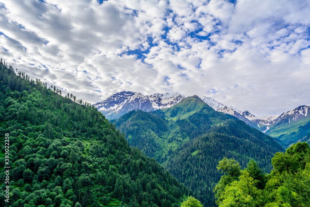 Foto de Beautiful natural scenery of Parvati valley during monsoon ...