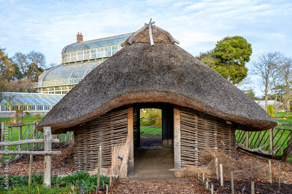 Foto de Replica reconstruction viking house with thatch roof. Botanic ...