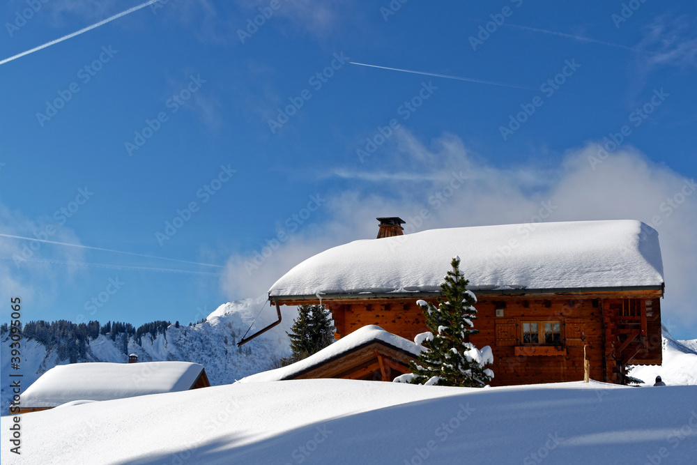 Paysage de montagne enneigé par une journée ensoleillée d'hiver Stock ...