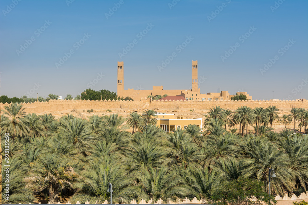 Foto de Green date trees growing in the park in the Ruins of Diraiyah ...