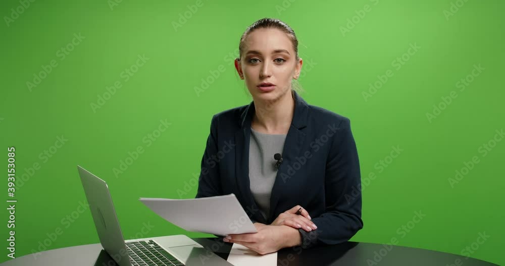 Vidéo Stock Female television anchor frustrated with nonsense script ...