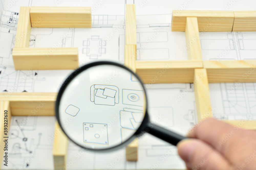 Observando con lupa un plano arquitectónico dividido con bloques de ...