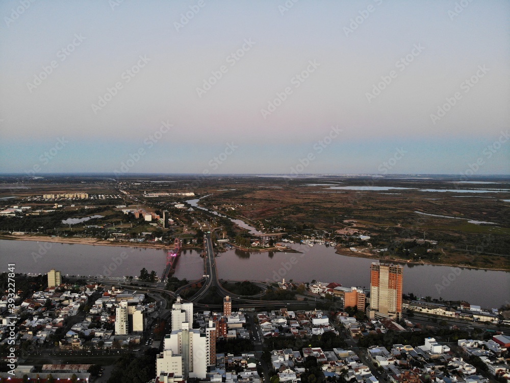 Fotografía aerea que denota los dos puentes que conectan a la ciudad de ...