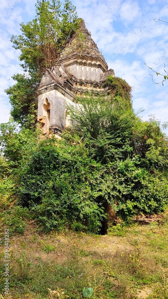 Foto de Ruins of old Buddhist temple in Wat Samrong Knong. Battambang ...