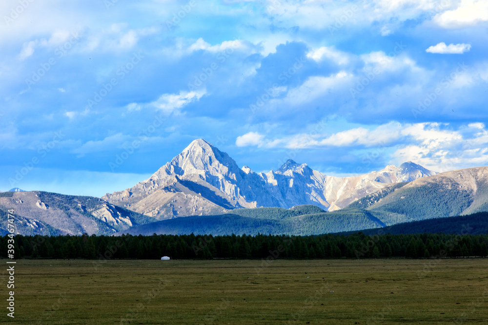 Foto de Mongolia has three major mountain ranges. The highest is the ...