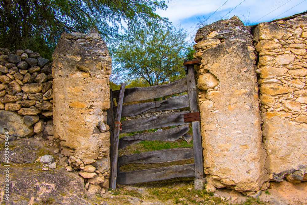 Puerta de madera de entrada a establo típico de los pueblos mexicanos ...