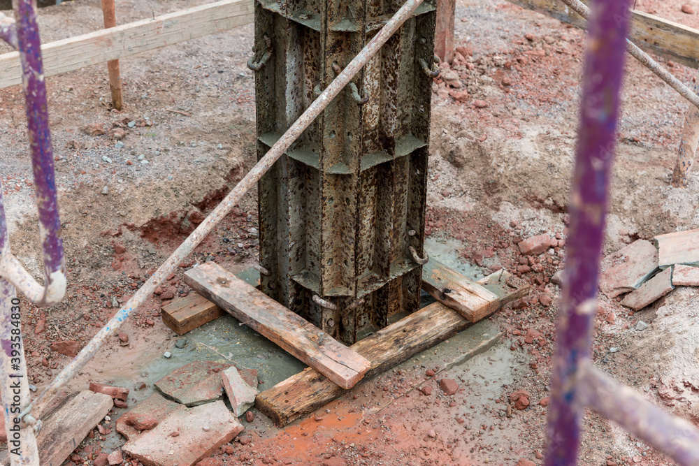 Column formwork Internal steel structure Made up of poles from the ...