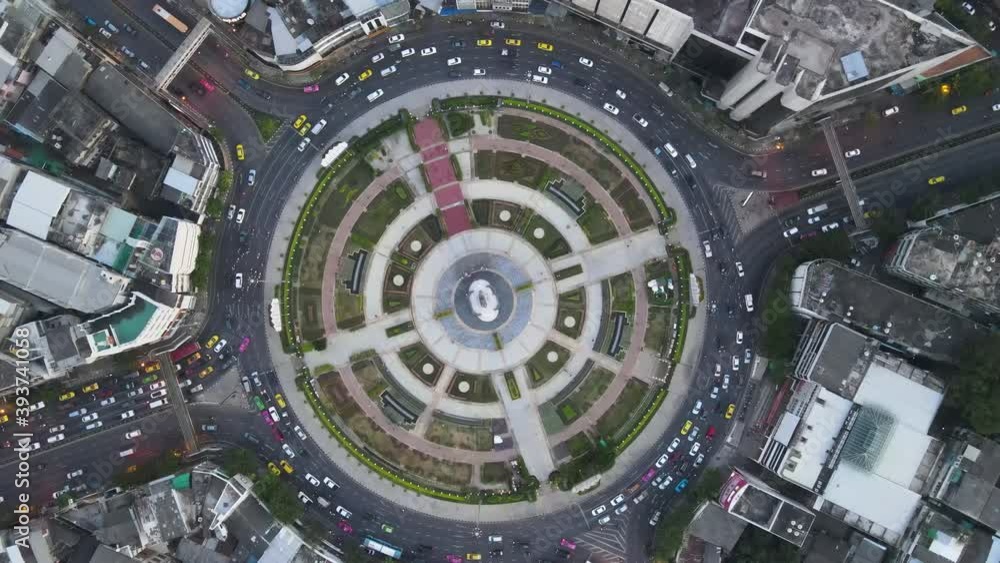 Zoom ou technic of Wongwian Yai roundabout, Bangkok, Thailand vídeo do ...