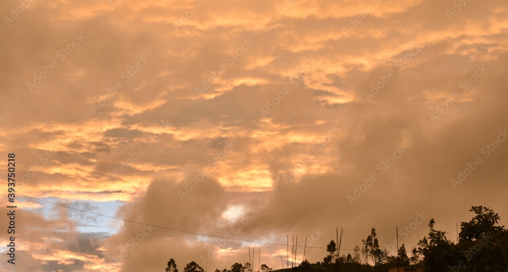 atardecer de un hermoso cielo rojizo en montañas Stock Photo | Adobe Stock
