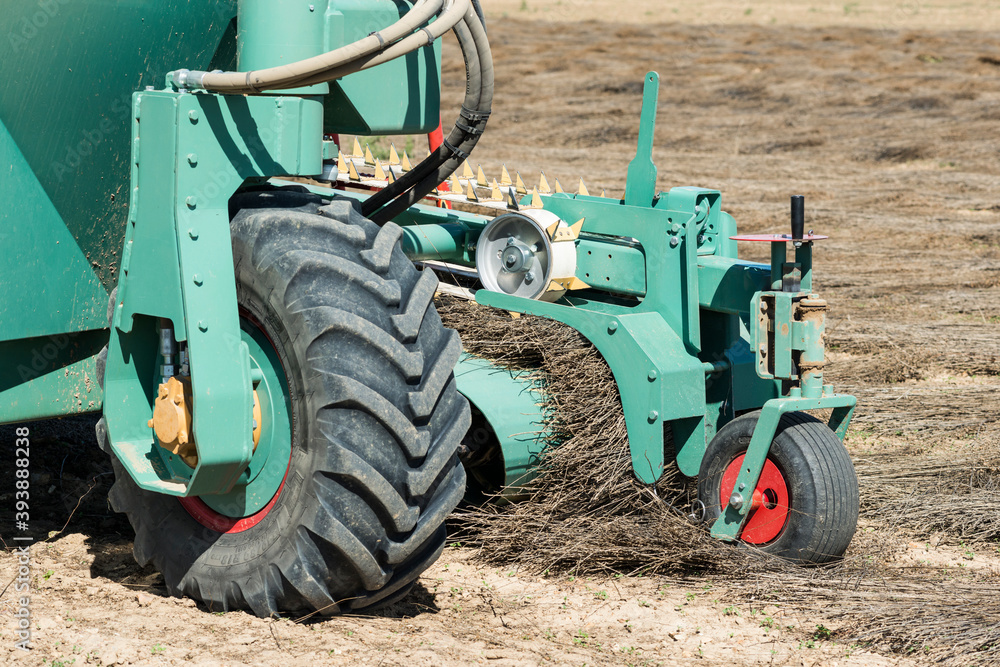 Foto de Mécanisme d'une enrouleuse, ramassage et compactage du lin doré ...