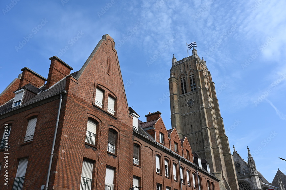 L'immeuble est juste à coter du beffroi Saint-Éloi de Dunkerque. Stock ...