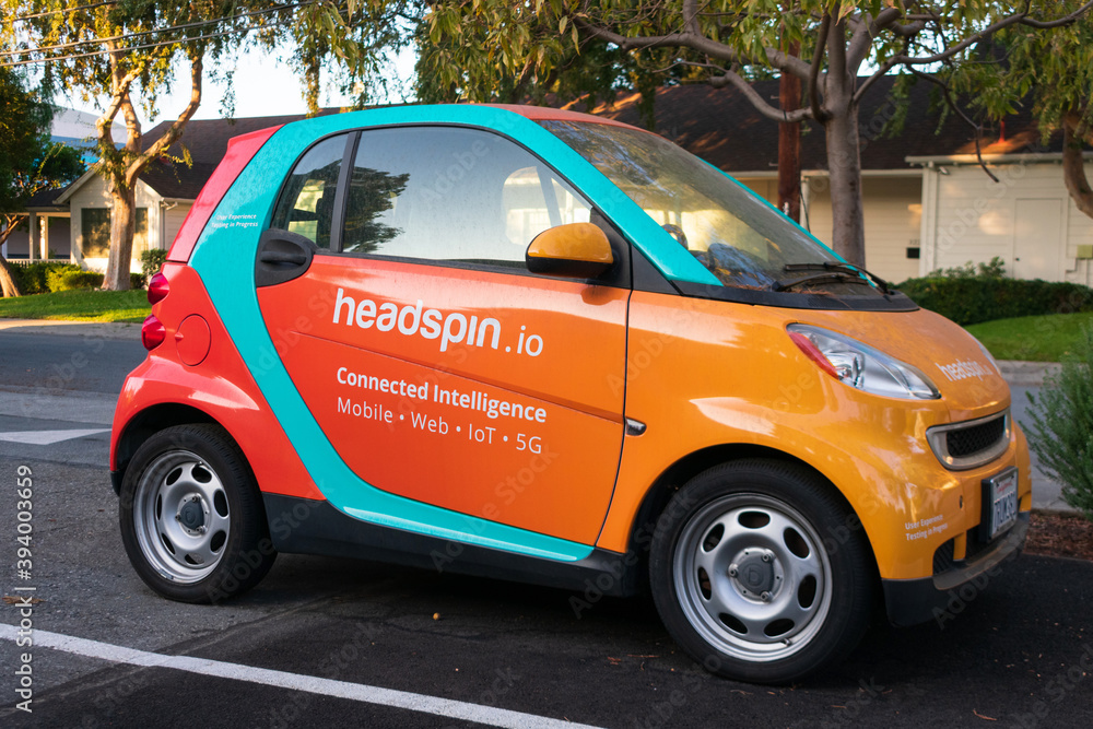 Fotografia Do Stock Sign On Mobile App Testing Vehicle Parked At Headquarters