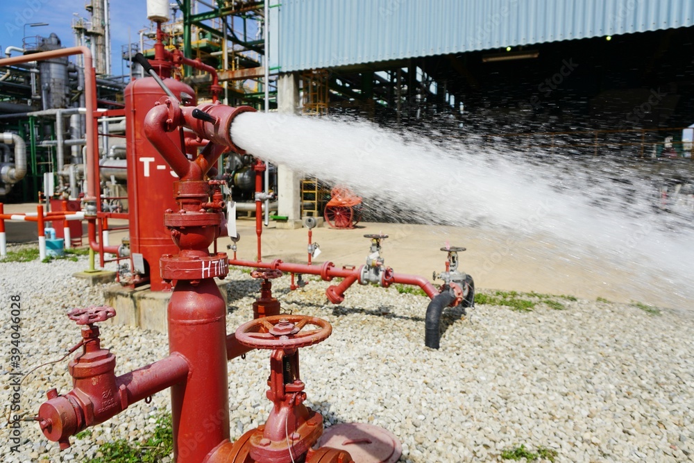 Foto de Water flowing vigorously from open fire hydrant as part of the ...