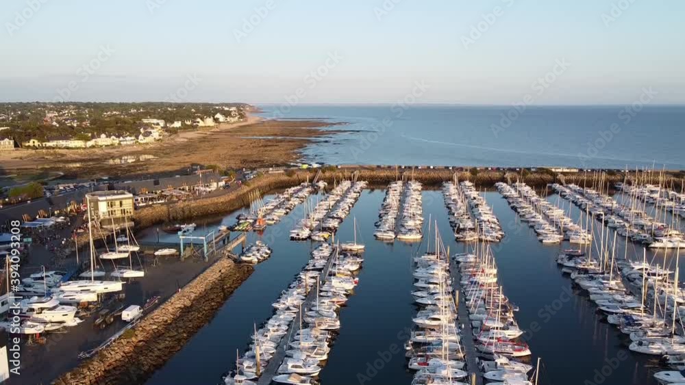 Plage de la Baule, port de plaisance et bord de mer (France) Stock ビデオ ...