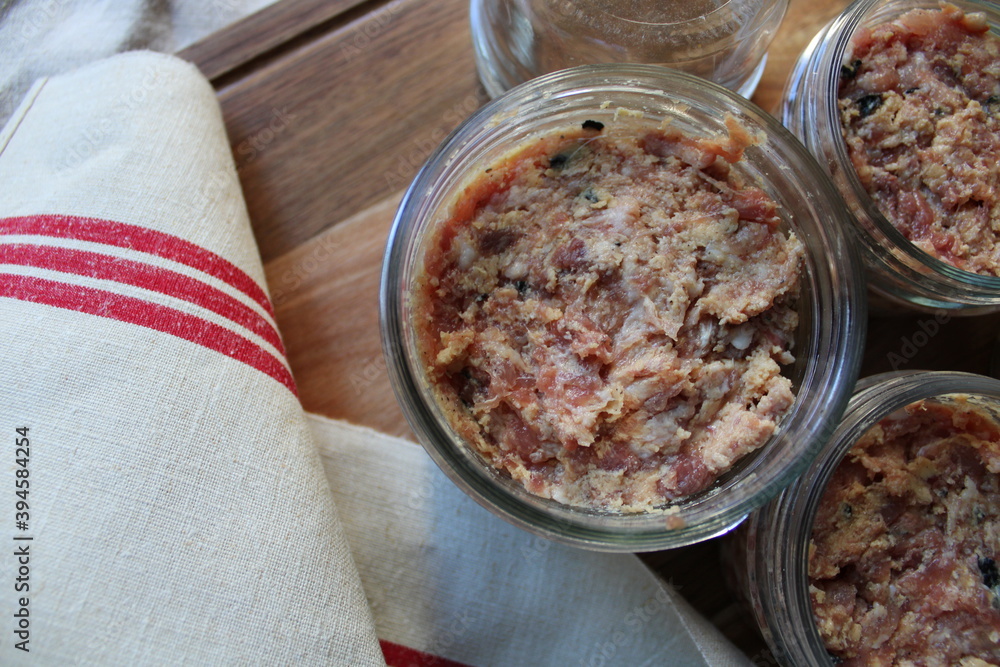 Préparation des pâtés en conserve, pâté de porc au foie gras Stock ...