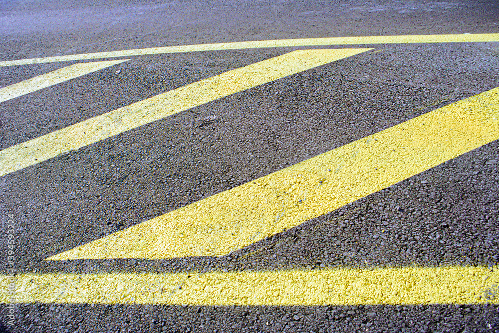 marguage jaune au sol sur route bitumée, rayures zebra Stock Photo ...