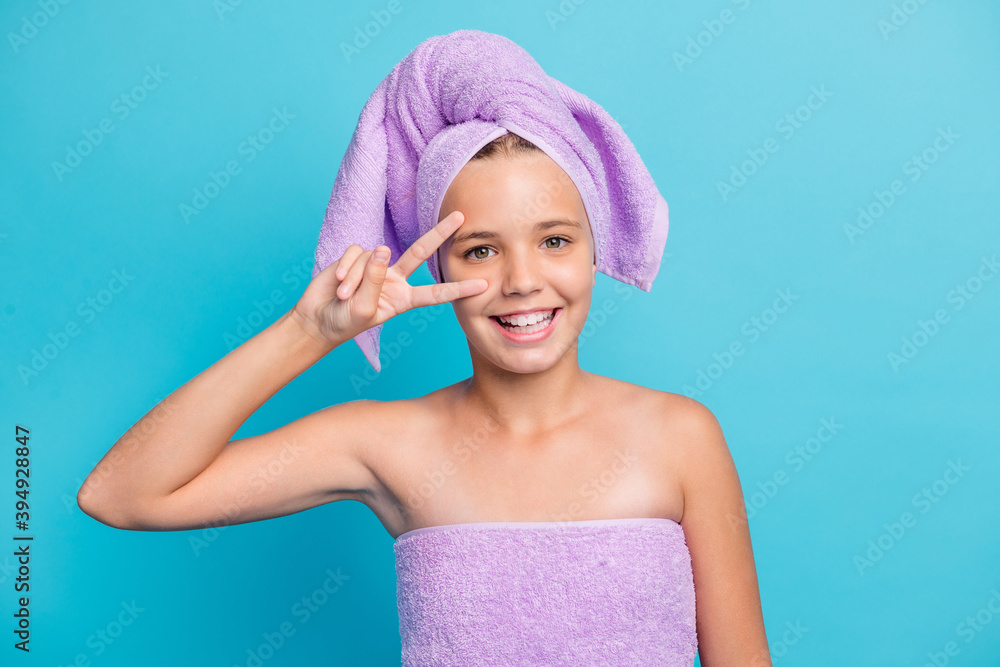 Photo portrait of female preteen after bath showing v-sign gesture in ...