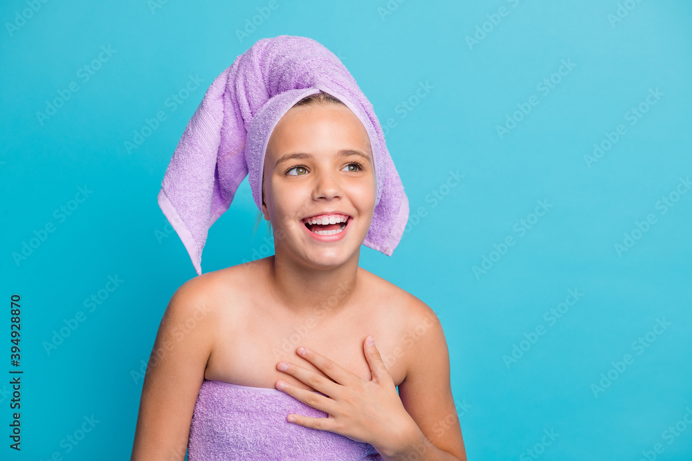 Photo portrait of female preteen after bath laughing keeping hand on ...