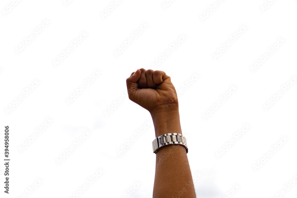 Punho em riste com céu nublado ao fundo. Foto feita em manifestação na ...