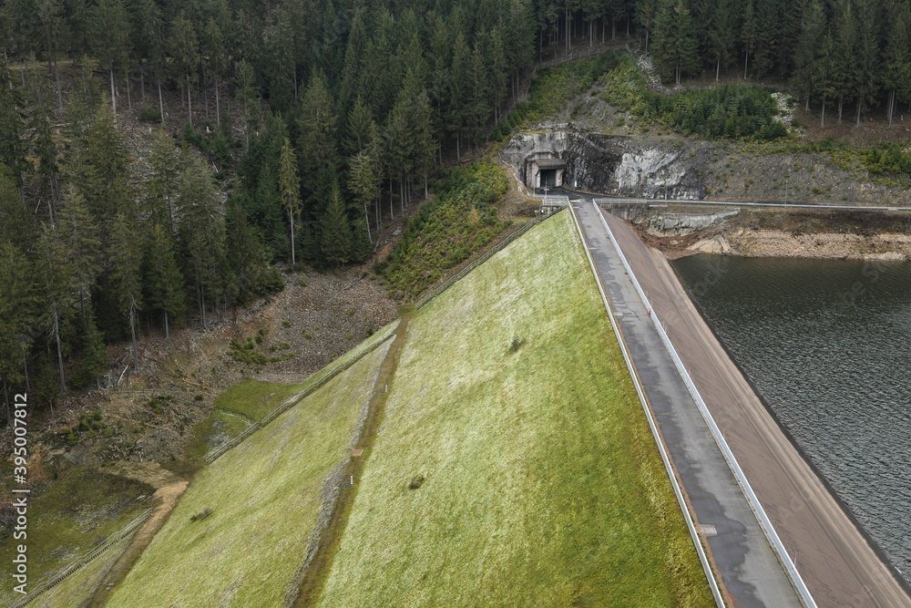 Der Staudamm des Unterbeckens des Pumpspeicherwerkes Goldisthal im ...