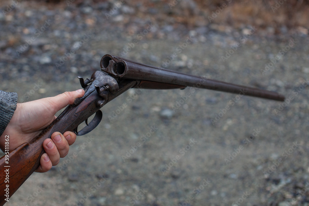 Foto Stock A man holds an old, antique, double-barrel break action ...
