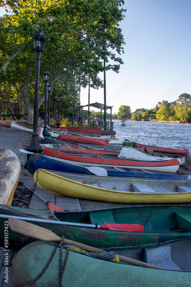 Foto de botes de remo de diferentes colores a orillas de un rio do ...