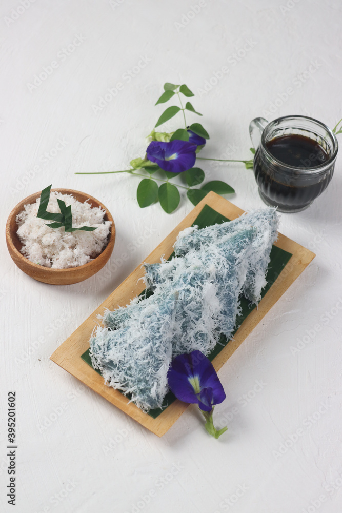 Foto de Kue lupis bunga telang as traditional Indonesian sweet sticky ...