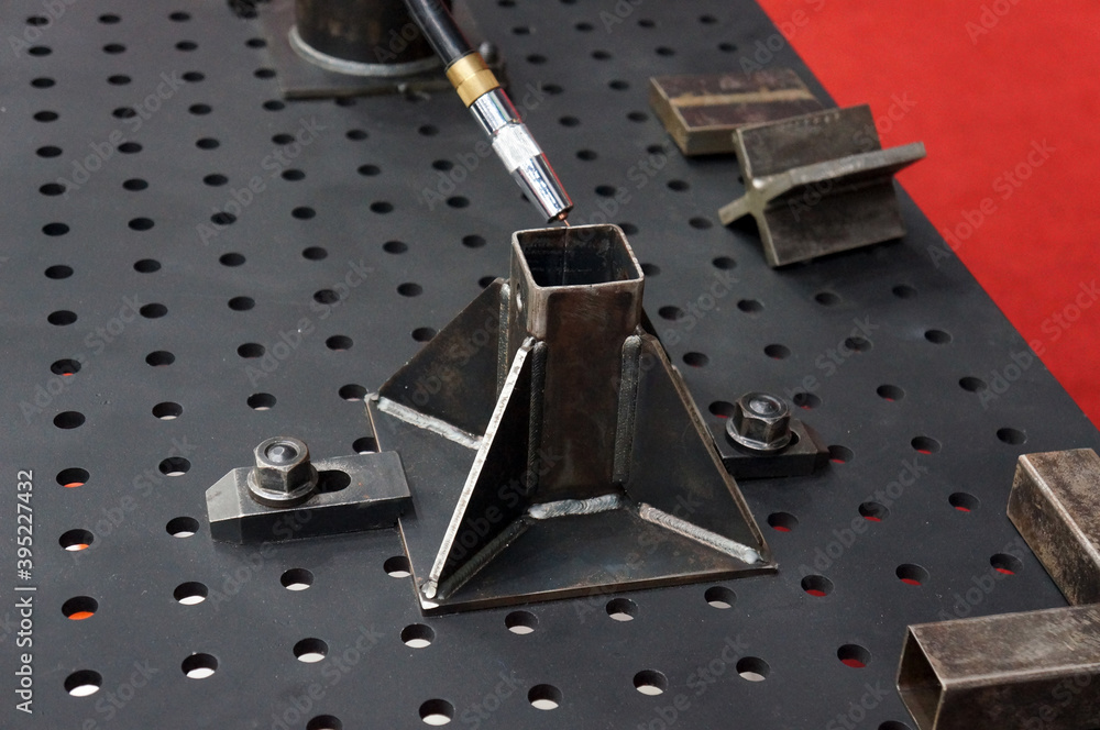 Welding work and welding tool to joint metal workpiece with Welding MIG ...