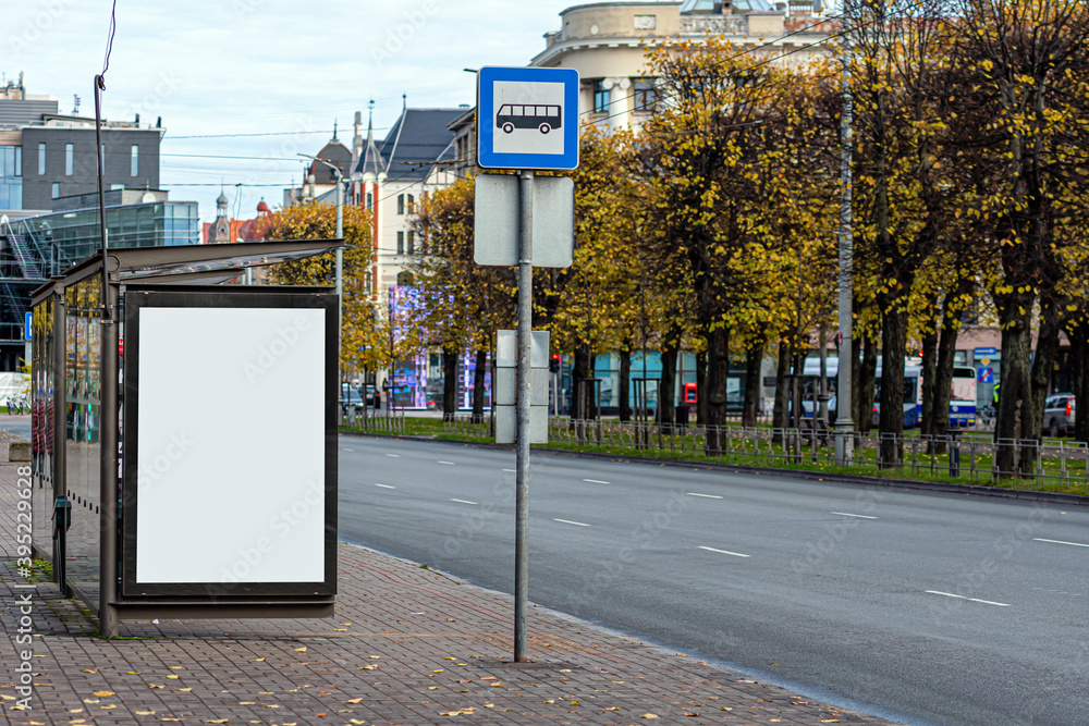 Foto de bus stop in city with empty white mock up banner for ...