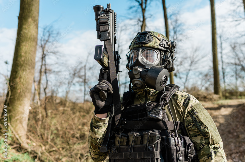 Foto de Croatian soldier in Cropat woodland uniform wearing gas mask ...